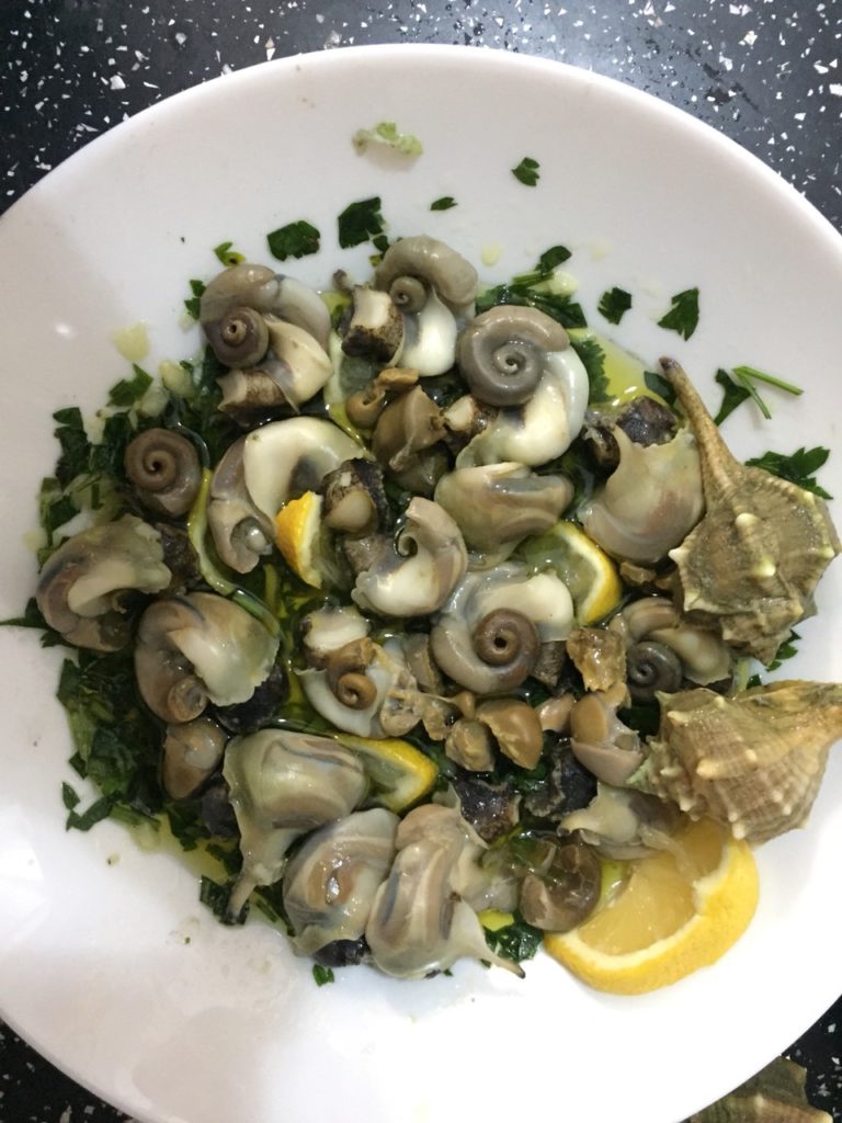 Kërmij deti të gatuar dhe spageti me vongole - Bake My Day Happy