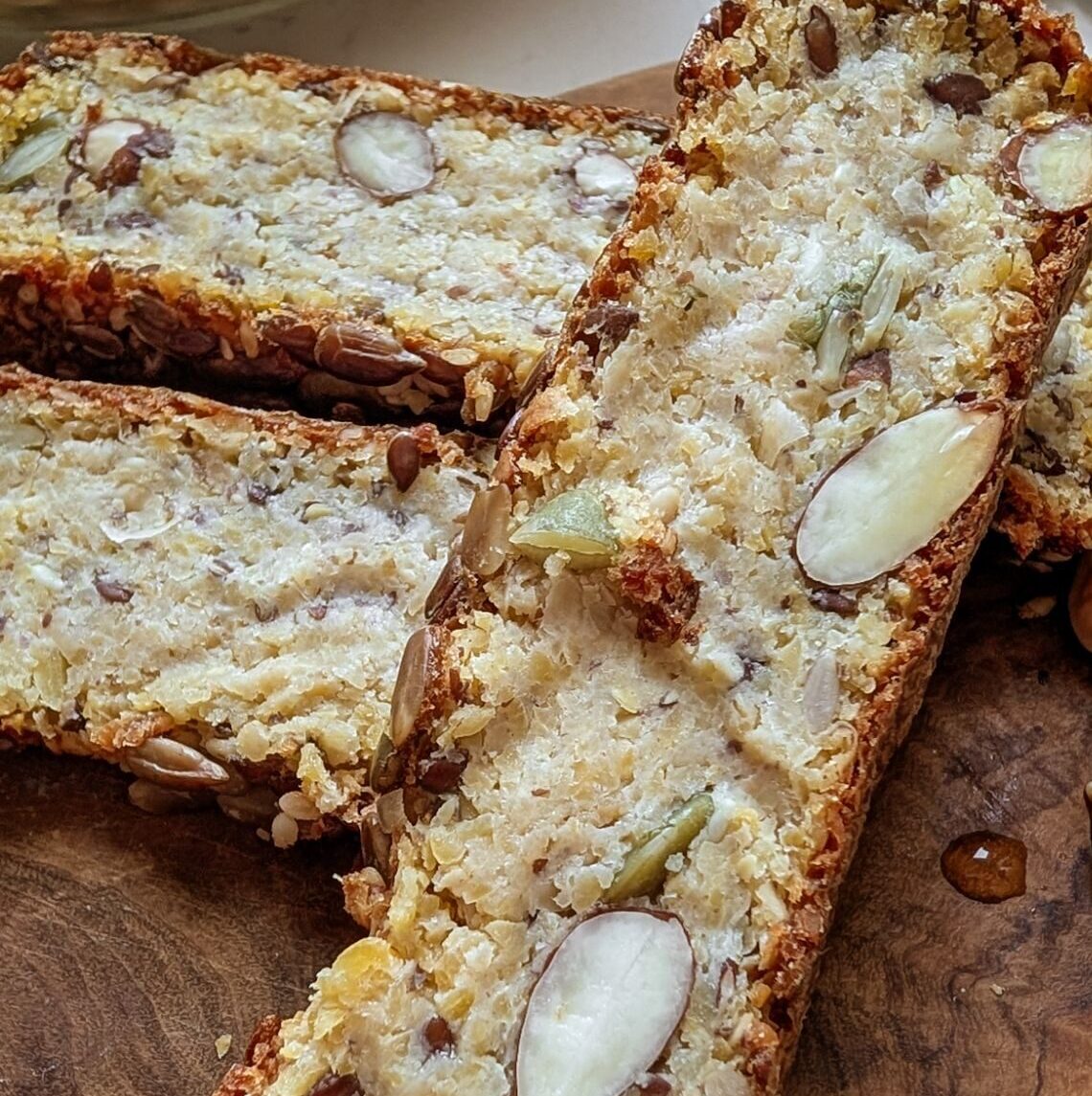 Bukë Proteinike me Qiqra & Bathë - Bake My Day Happy